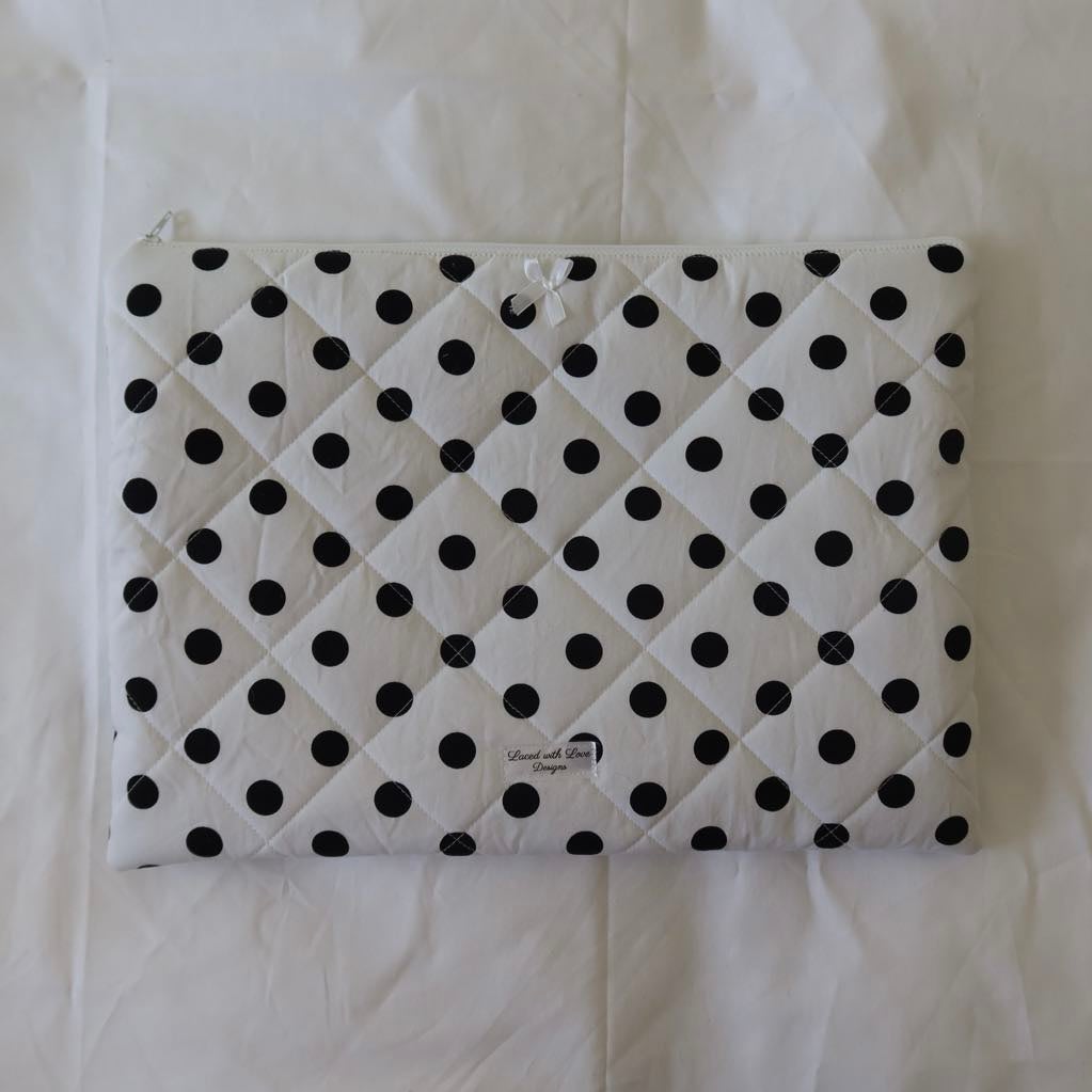 quilted laptop sleeve - white with black dots | My Business